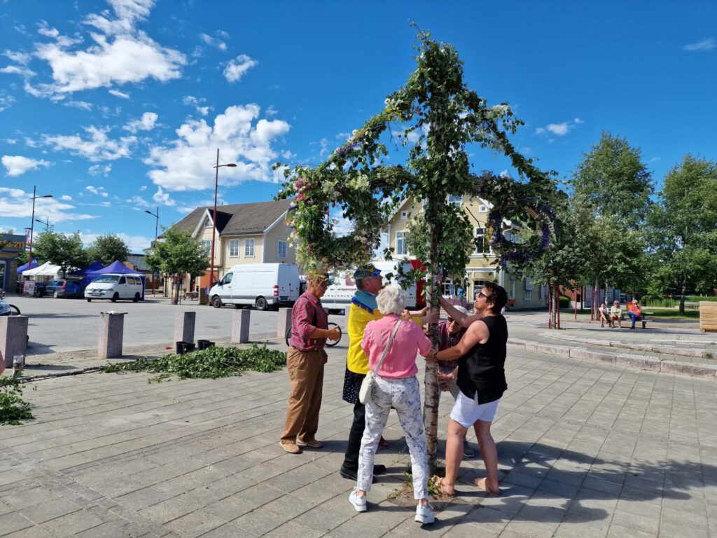 Kom med blomster for å markere starten på årets Sankthans-feiring på ... Kom med blomster for å markere starten på årets Sankthans-feiring på ...