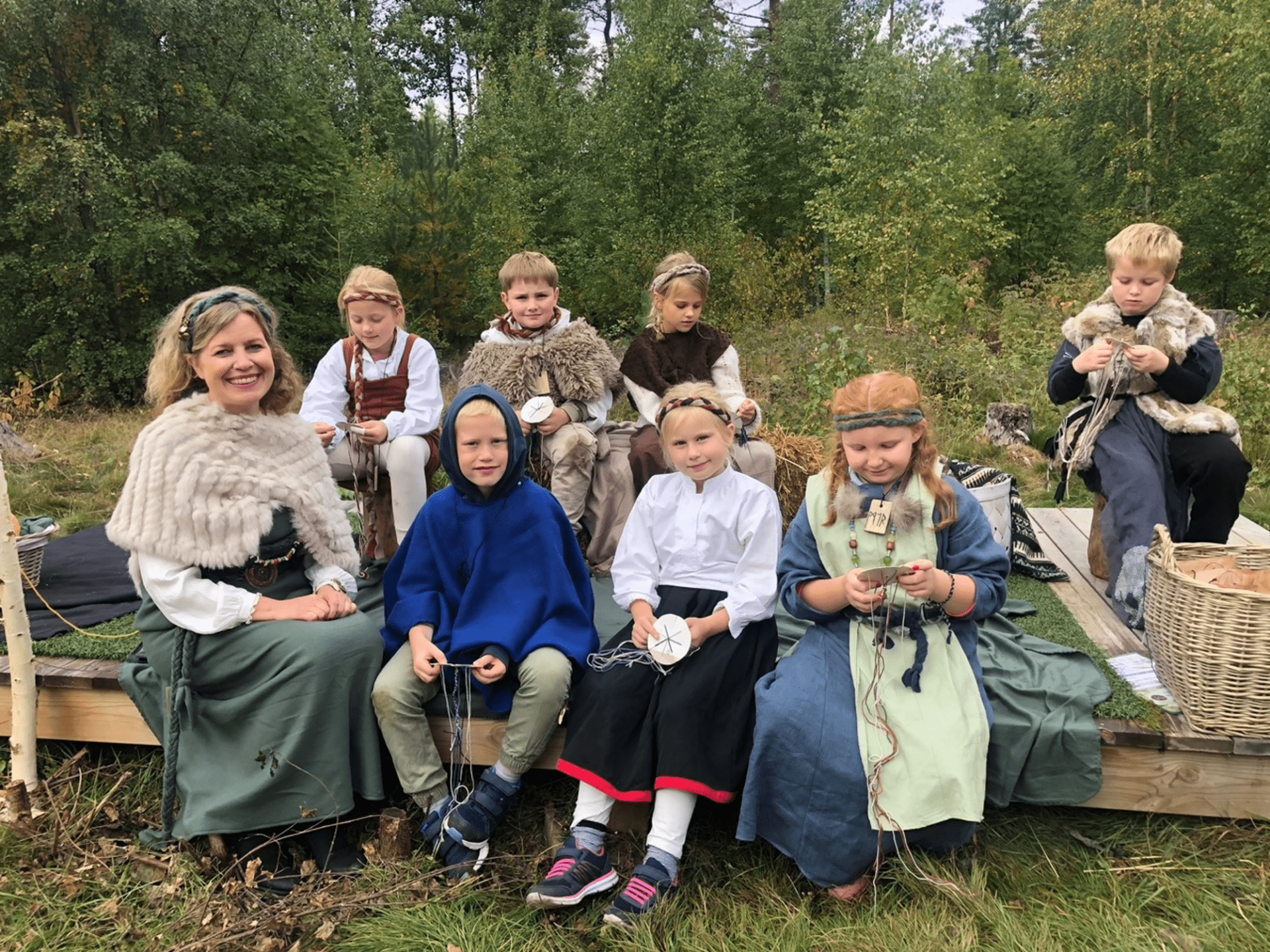 Elever ved Flisa skole markerte 1000-årsjubileet som vikinger - iSolør.no