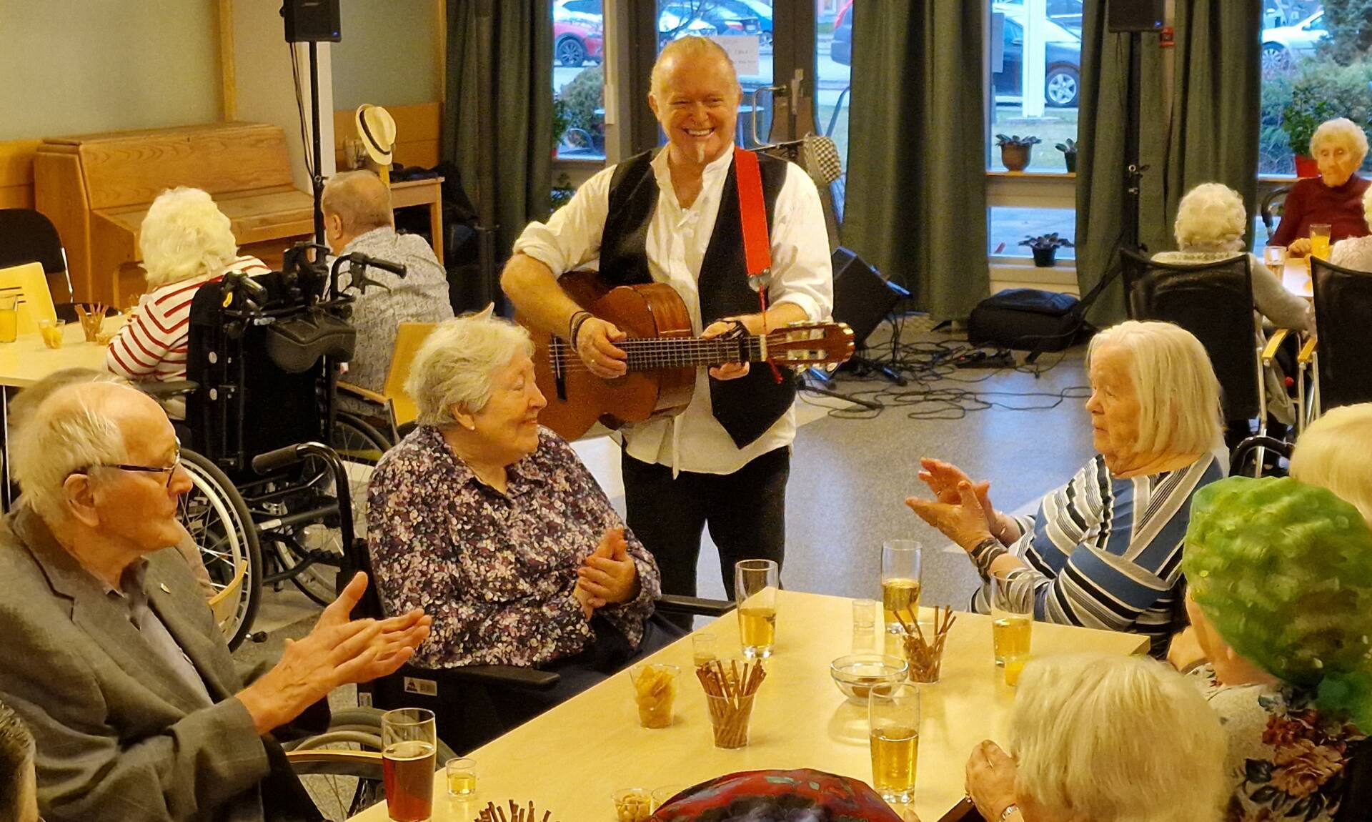 Solveig (104) tok en skål for en litt annerledes ettermiddag ved ...