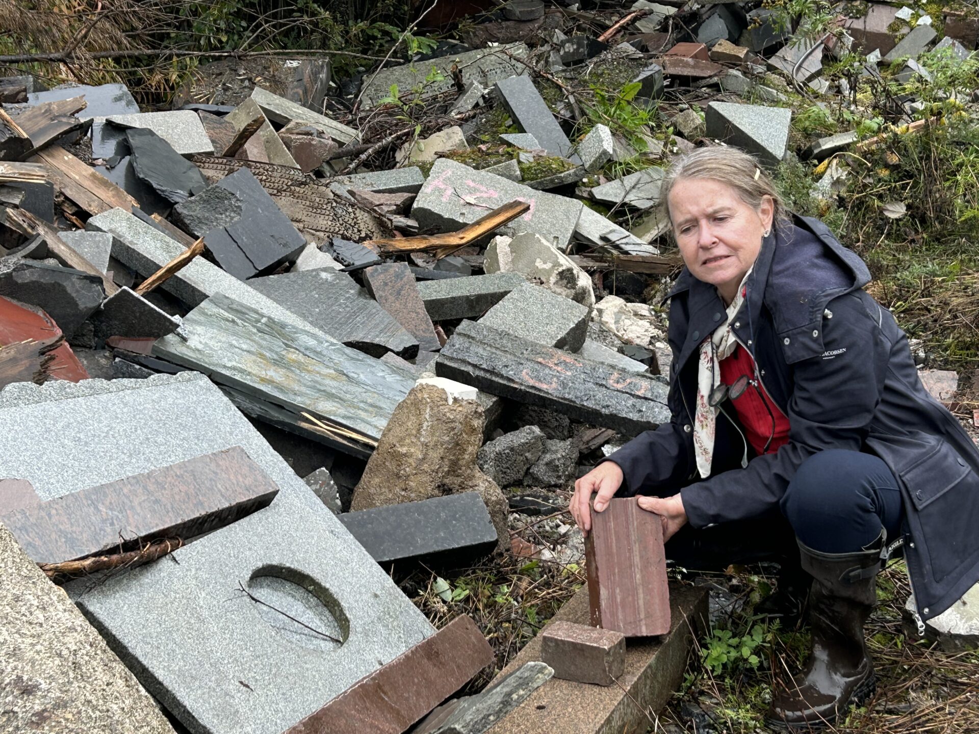 Skrot-granitt fra Åsnes blir sokler i hennes kunstverk - iSolør.no