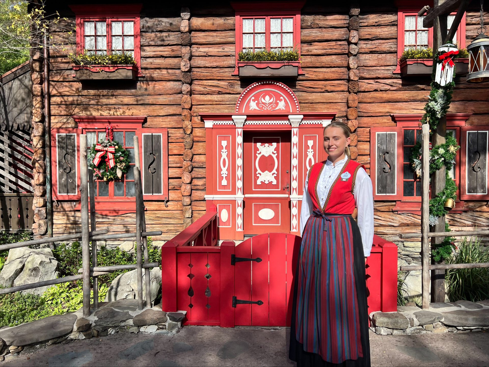 Jobber i Disney World: Julie gir gjestene en smak av Norge - iSolør.no